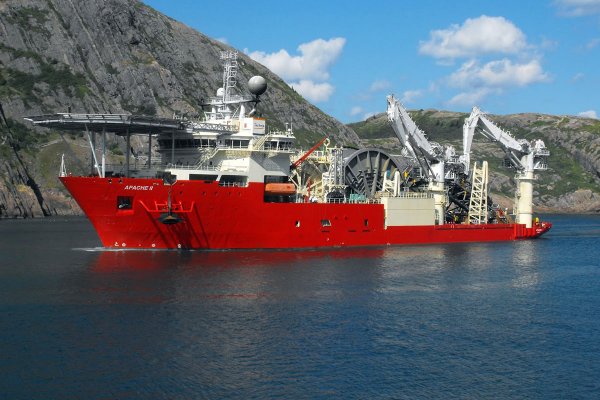 W poniedziałek w Szczecinie spodziewany statek do układania rurociągów ...