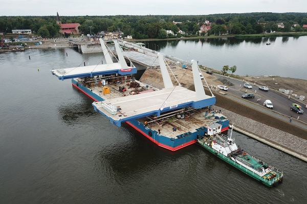 Do Sobieszewa dopłynęły stalowe elementy mostu [VIDEO] | PortalMorski.pl